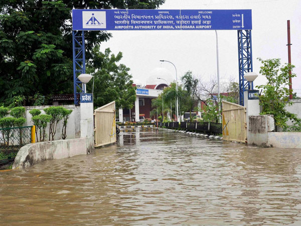 Vadodara: Thousands affected by floods; Army roped in - Oneindia News