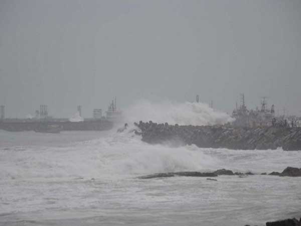 Pics: Facts to know about Cyclone Phailin - Oneindia News