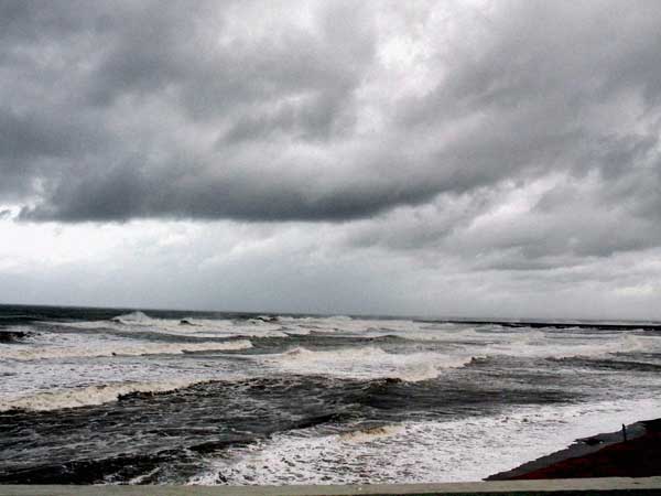 Phailin brings abundant water in holy Falgu river in Gaya - Oneindia News