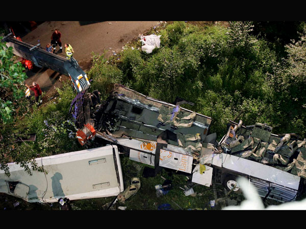 Sri Lanka: Bus falls from cliff; 10 killed, several injured - Oneindia News