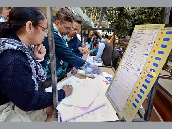 60 voting machines replaced during Delhi polls - Oneindia News