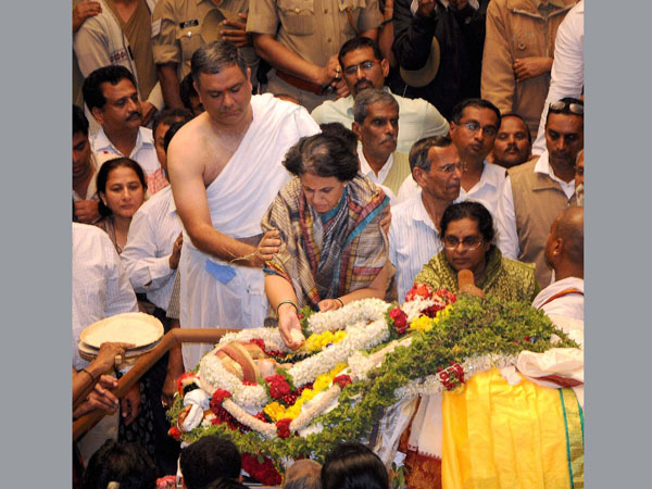 In pics: Mysore mourns death of its last king - Oneindia News