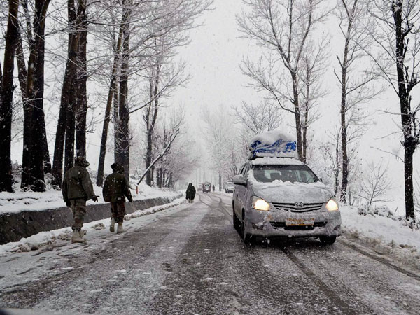 Snowfall in Uttarakhand; icy winds in UP - Oneindia News