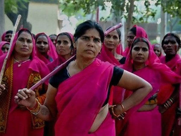 Gulabi Gang sacks founding commander Sampat Pal - Oneindia News