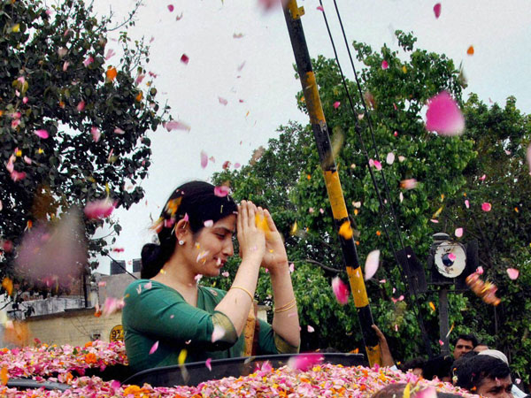 Dimple Yadav: Age, Biography, Education, Husband, Caste, Net Worth ...