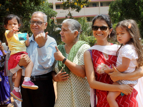 Lok Sabha election 2014 news: In pictures (April 18) - Oneindia News