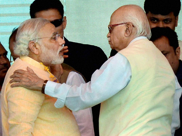 Narendra Modi gets warm welcome from LK Advani - Oneindia News