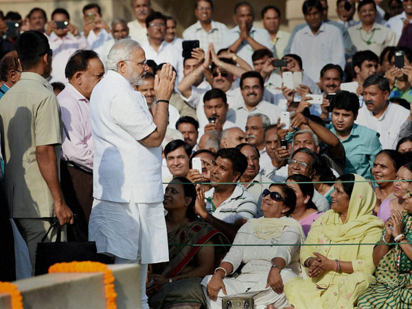 Narendra Modi's swearing-in Live: Smriti Irani to get HRD - Oneindia News