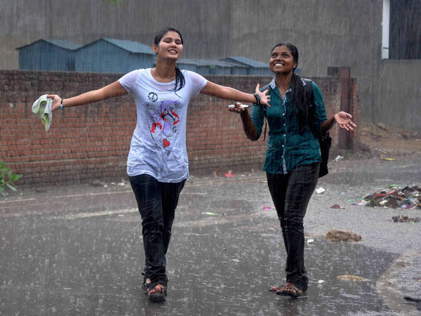 (Pics) Pleasant weather continues in Uttar Pradesh - Oneindia News