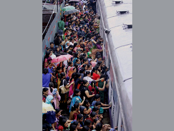 Delhi becomes world's second most populous city - Oneindia News