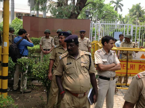 Activists, political groups protest outside UPSC - Oneindia News