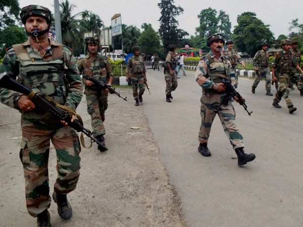 Army conducts flag march in Assam's troubled district - Oneindia News