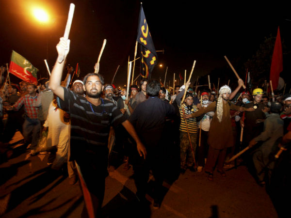 Prominent Shia leader, his guard shot dead in Pakistan - Oneindia News