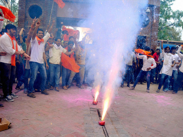 Delhi University student union elections begin - Oneindia News