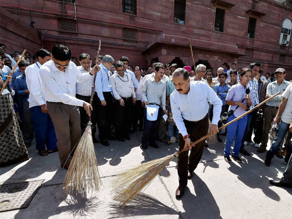 Clean India in Pics: High-profile ministers come out of comfort zone ...