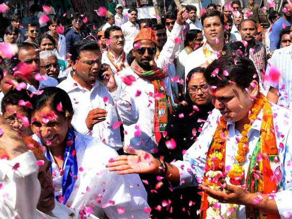 Devendra Fadnavis: Age, Biography, Education, Wife, Caste, Net Worth ...