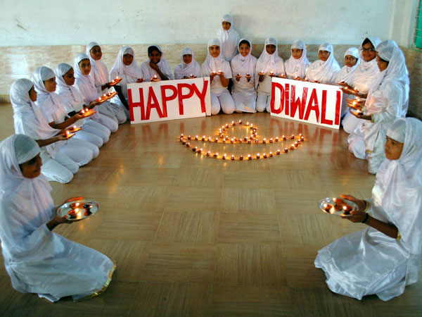 Pakistan enthusiastically observes Diwali this time - Oneindia News