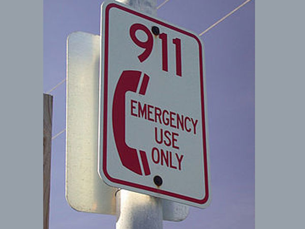 Lady camouflages cry for help; calls 911 and 'orders' pizza - Oneindia News