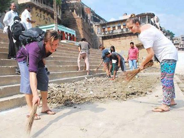 Cleaning mission or photo-op?: Delhi BJP litters street before sweeping ...