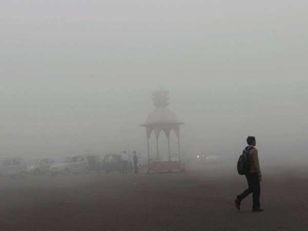 Delhi: Fog disrupts normal life, minimum temp at 5 degrees Celsius - Oneindia News