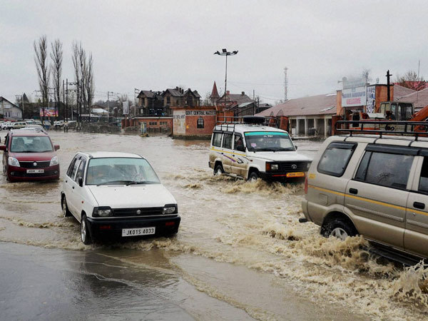 Weather relents in Valley, Jhelum flowing below flood level - Oneindia News