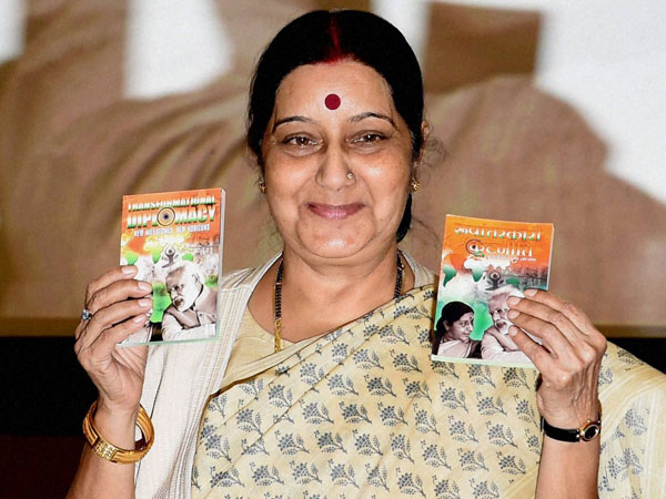 Congress accuses Sushma, Raje of violating central laws - Oneindia News