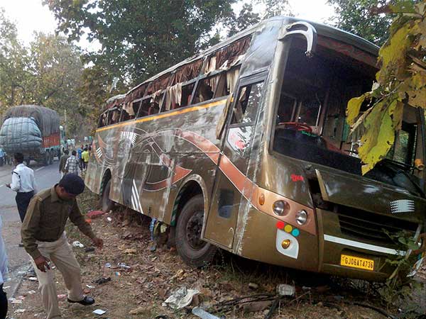 School bus overturned at Kashmere Gate, 12 children injured - Oneindia