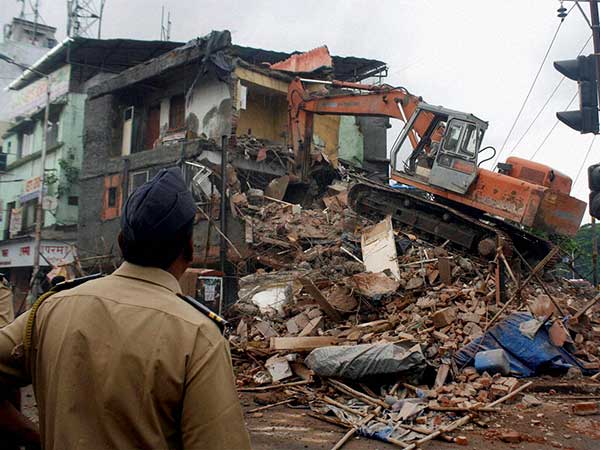 Thane building collapse : 5 dead, several trapped - Oneindia