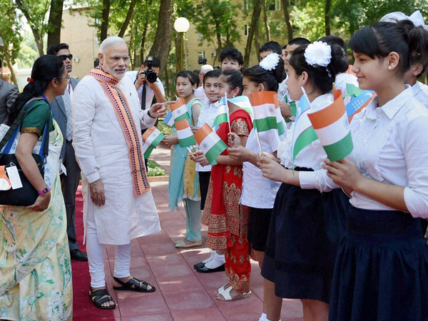 Modi mingles with children after I-Day speech - Oneindia News