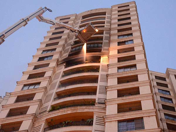 Mumbai: Fire Breaks out in a high rise in Malad - Oneindia