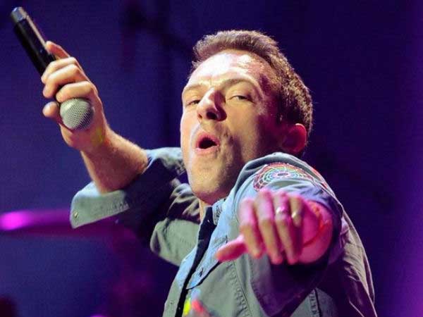 Coldplay shoots Holi-themed music video in Mumbai - Oneindia