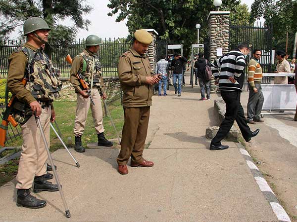 Gunfire near PM Narendra Modi's residence 7 RCR in Delhi - Oneindia