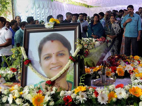 Memorial for Indian woman killed unveiled in Australia - Oneindia