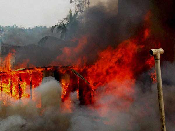 Dwarka fire claims 400 jhuggis, fire department douse the flames - Oneindia