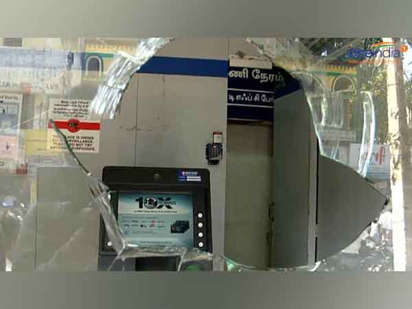 ATM attacked by people in Chennai, Watch video - Oneindia