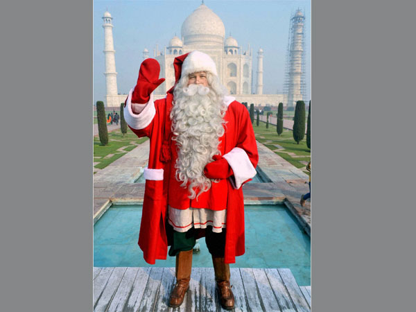 In Pics: Santa Claus makes an appearance across the world - Oneindia News