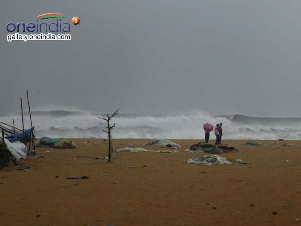 Cyclone 'Vardah' weakens into a low pressure: Met Office - Oneindia News