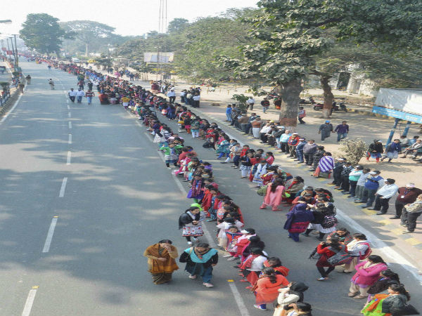 In Pics: Human Chain formed in Bihar’s pro-prohibition drive - Oneindia ...