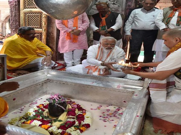 Modi seeks divine blessings at Varanasi - Oneindia News