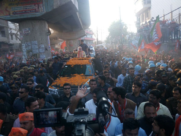 Huge crowd as Narendra Modi resumes roadshow in Varanasi - Oneindia News