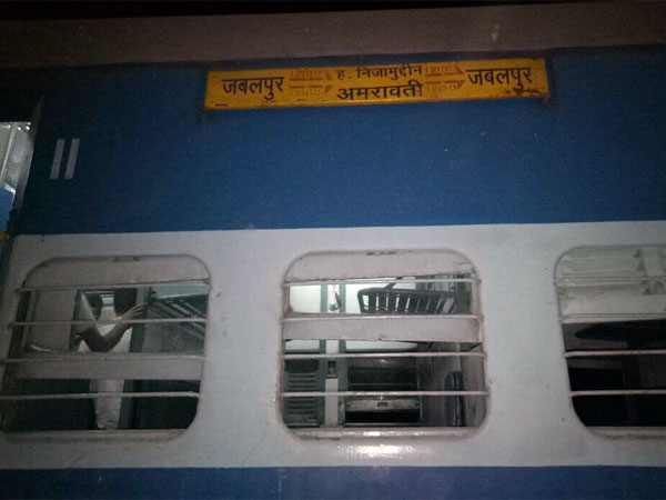 UP: 52 injured in Mahakoshal Express train accident - Oneindia News