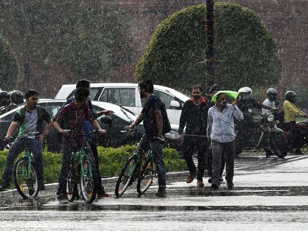Dust storm, light rain bring relief from scorching heat in Delhi - Oneindia News