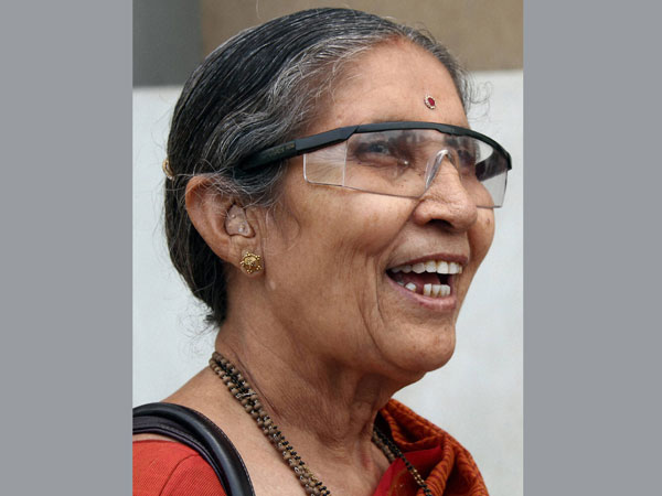 PM Narendra Modi's wife worships at Telangana temples - Oneindia News