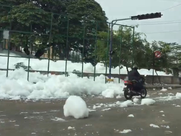 Rains bring misery and foam to Varthur - Oneindia News