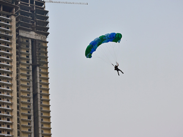 Ex-Army man performs daredevil jump from 600 ft above ground - Oneindia ...