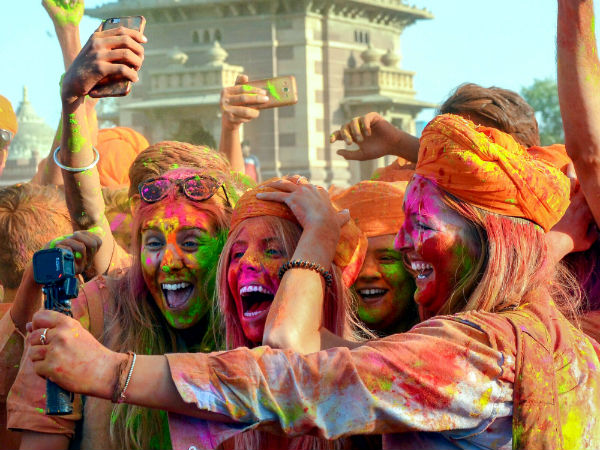 Holi: Forget all the differences, drench yourself in colours - Oneindia ...