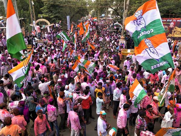 Congress proposes to split UP four ways - Oneindia News