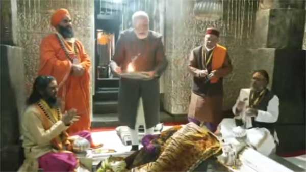 WATCH: PM Modi performs 'aarti' at Kedarnath temple in Uttarakhand ...