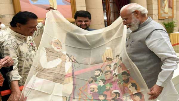 Legendary Bengal weaver presents PM Modi with special saree - Oneindia News