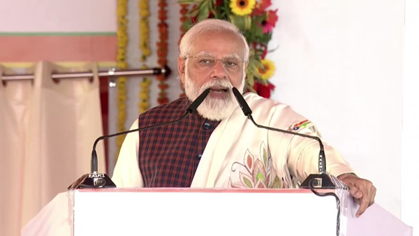 UP+Yogi=UPYOGI: PM Modi in UP - Oneindia News